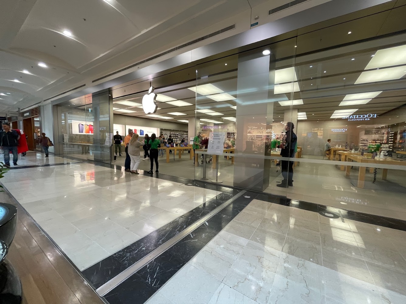 Apple opens its doors at Hornsby