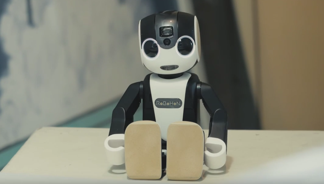 A robot smartphone and personal assistant? RoBoHoN from Sharp » EFTM