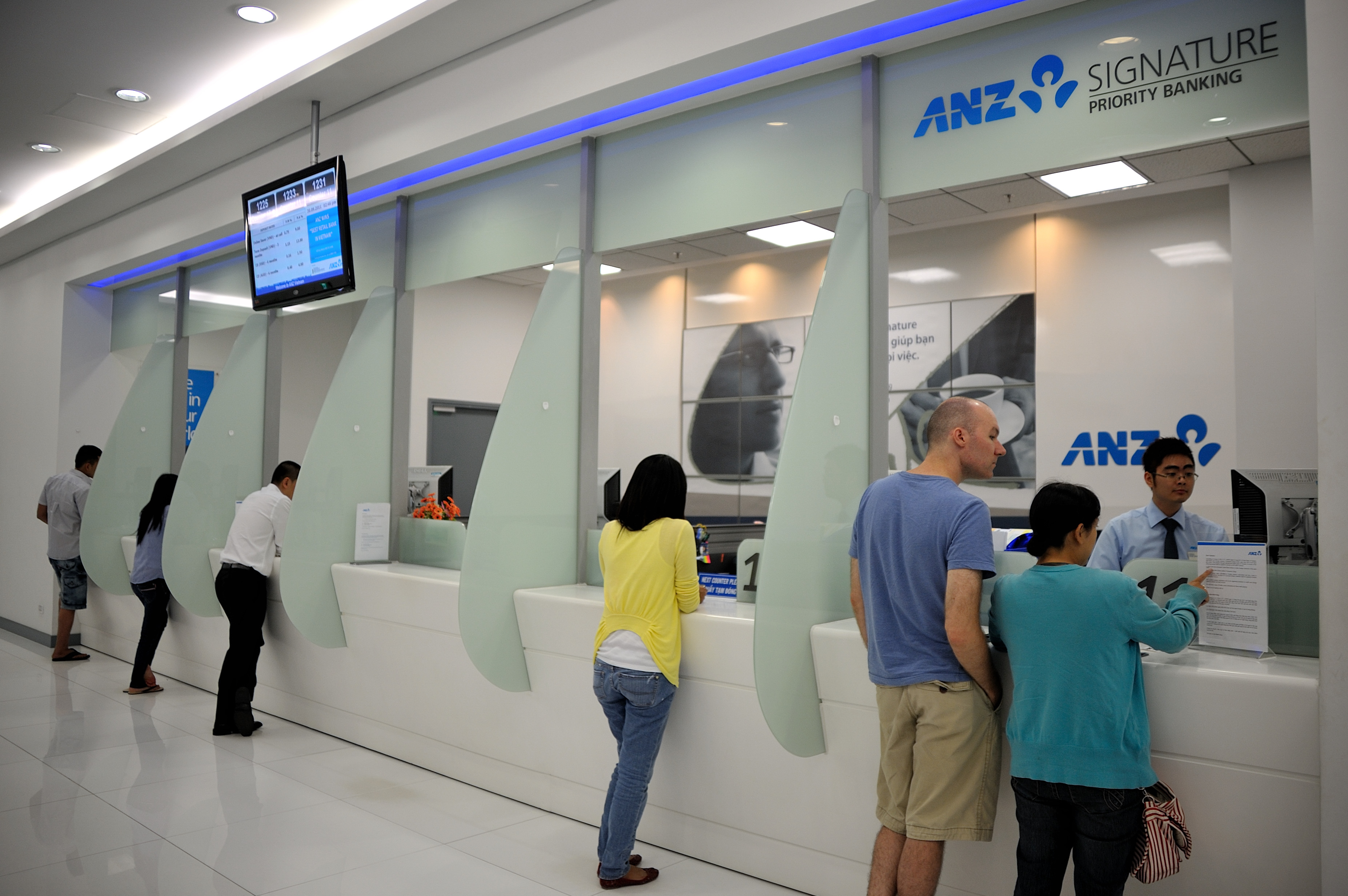Banking counter in HCMC 1 EFTM