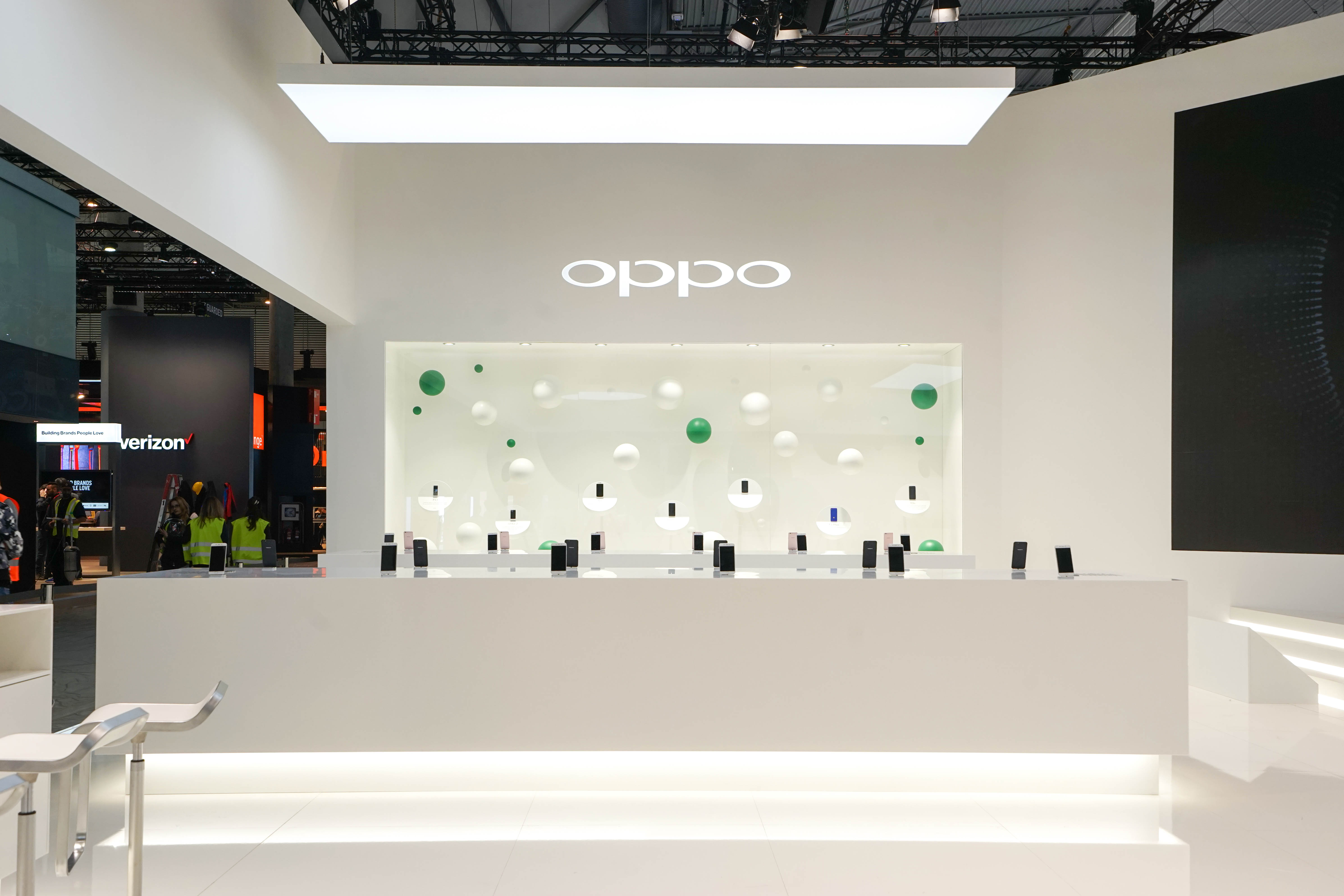 OPPO's war against bezels continues with new 'Waterfall Screen' » EFTM