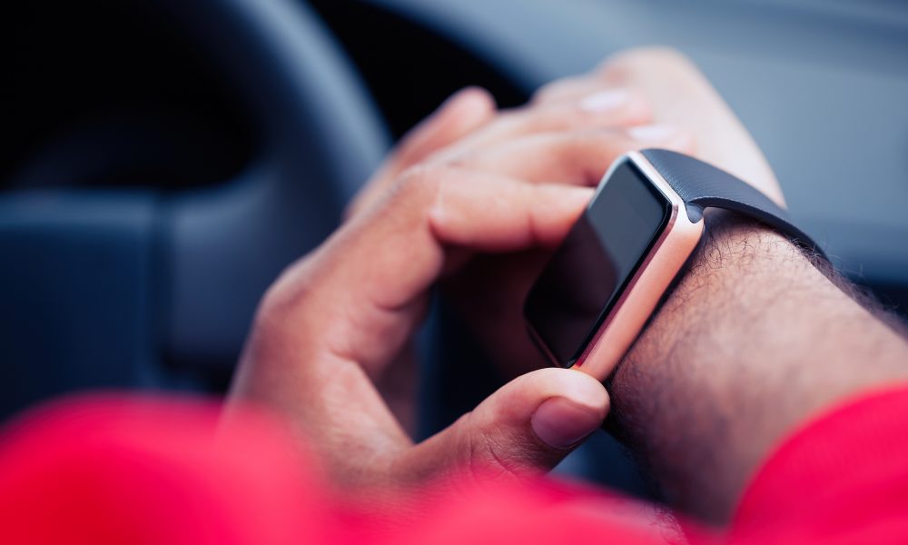 Is it illegal to use your smartwatch while driving? » EFTM