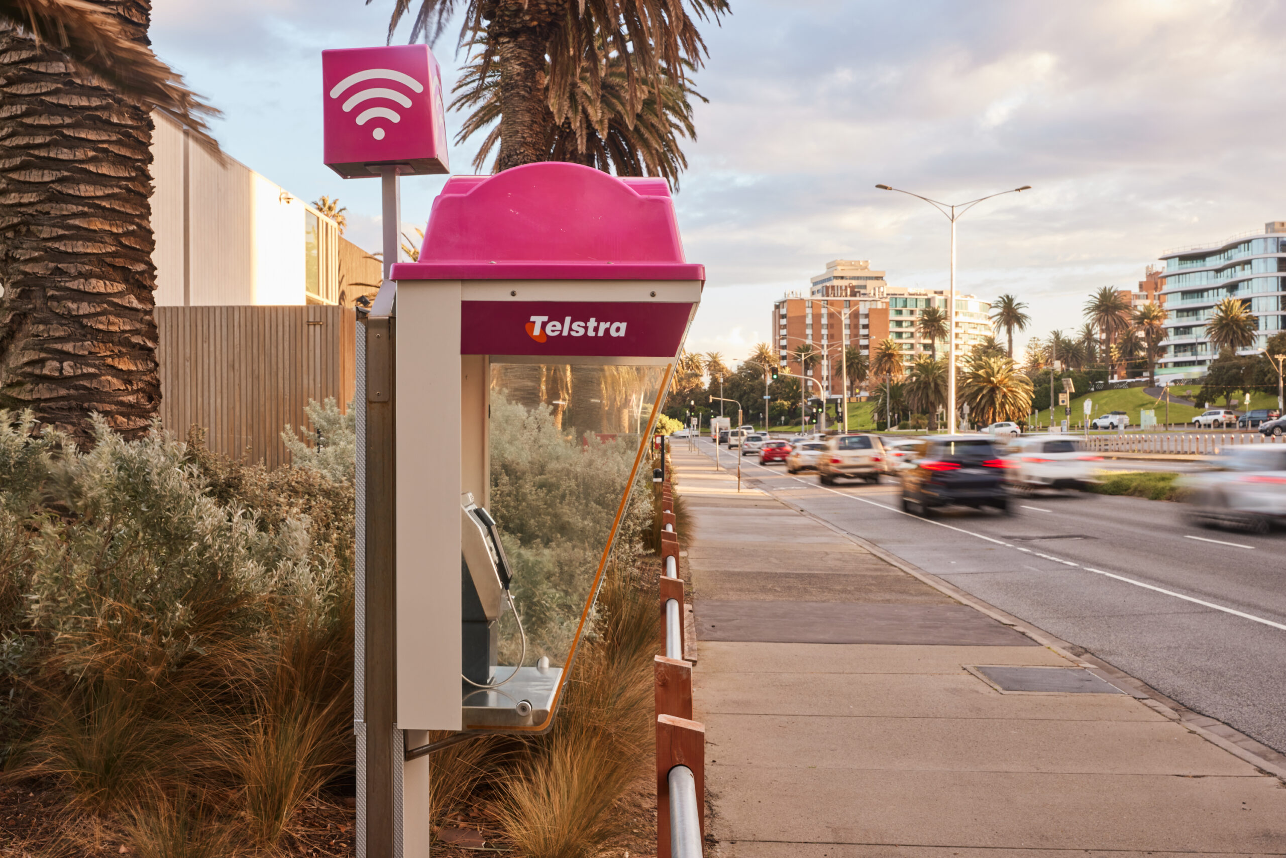 Aussies are downloading huge amounts through Telstra payphones and they ...