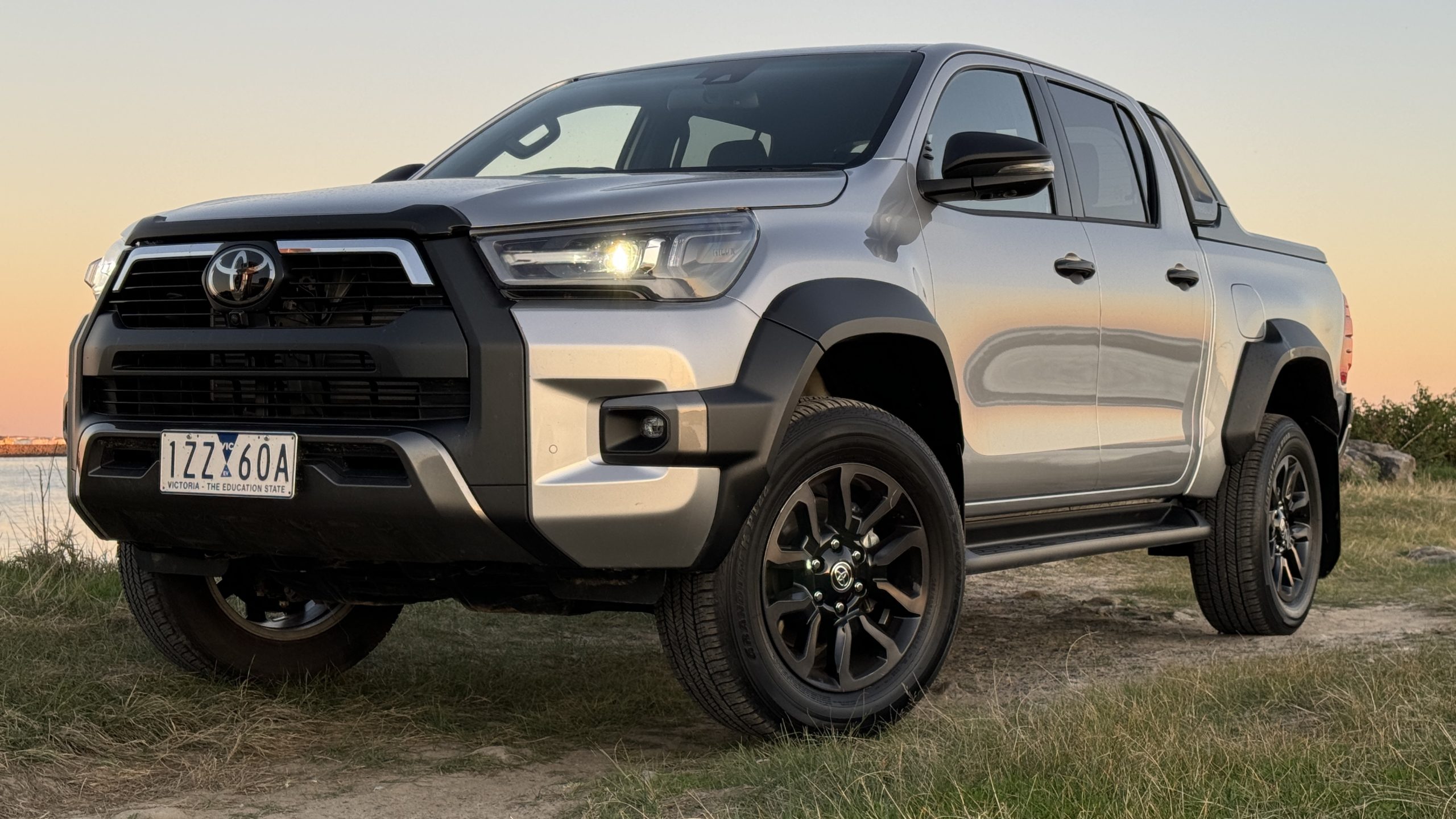 Hilux Rogue 2024 White