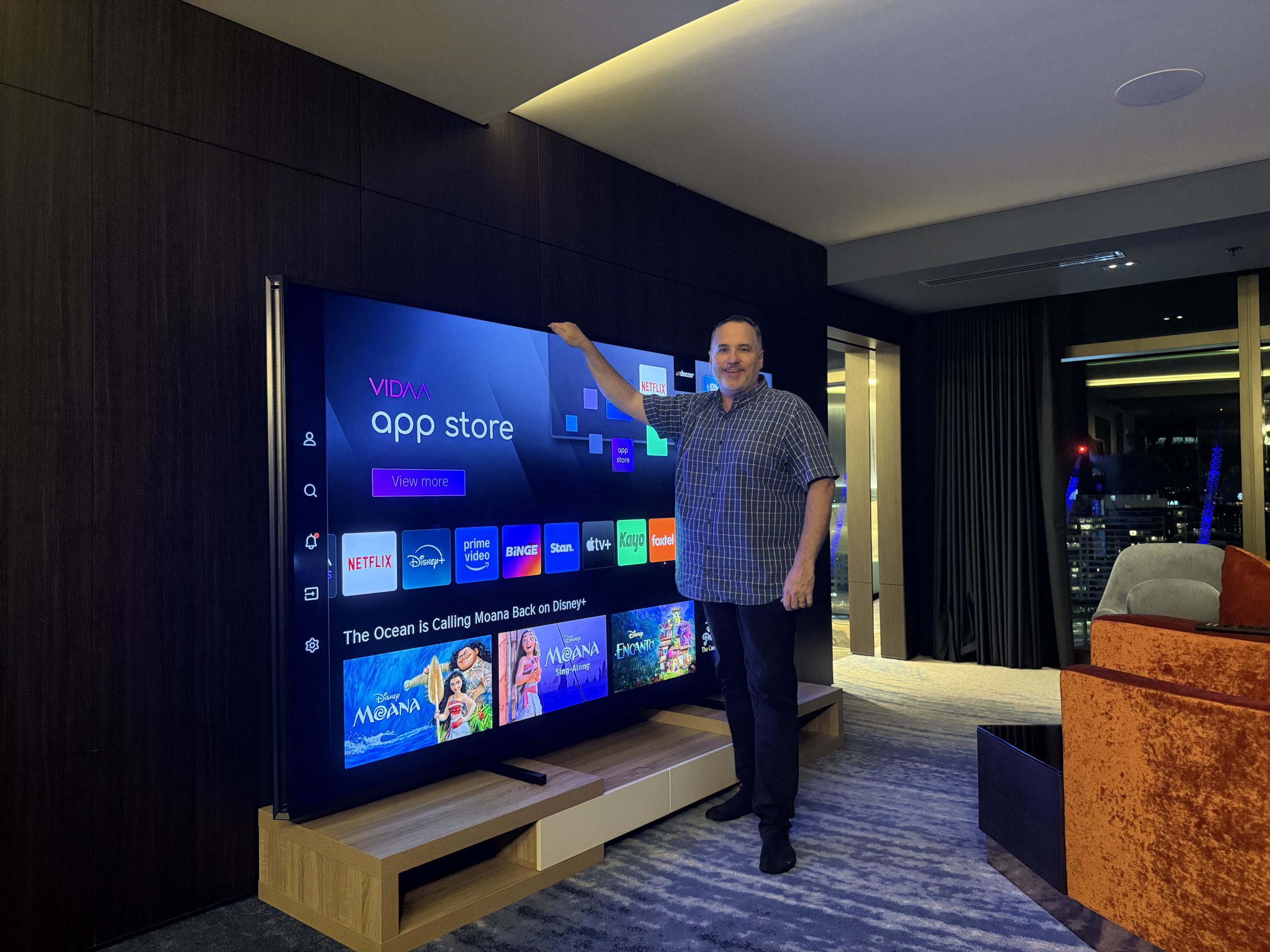 Hisense 110UXAU - 110 inch TV review. This thing is epic!