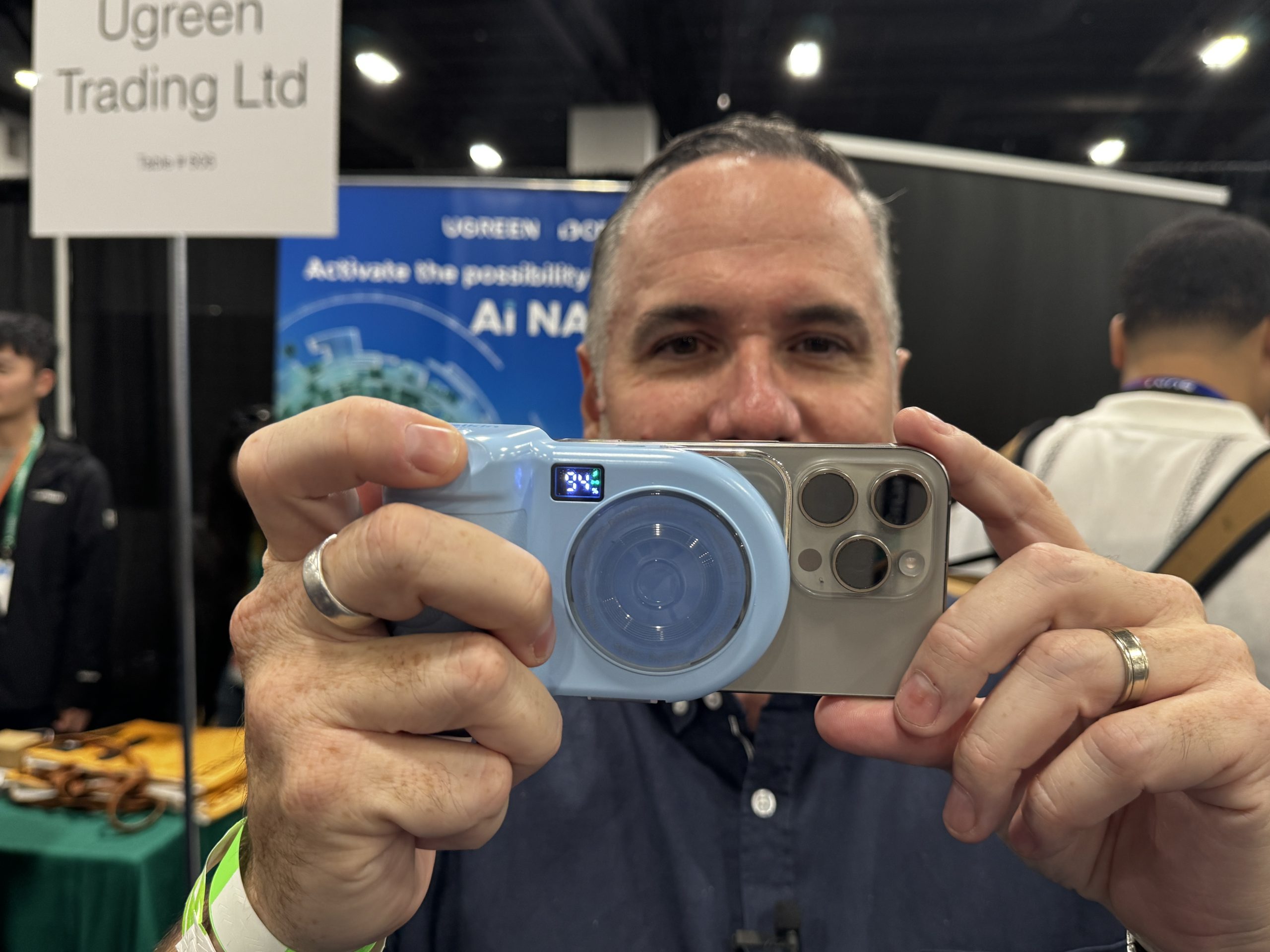 Belkin showcases "Stage PowerGrip" multi-purpose smartphone accessory ...